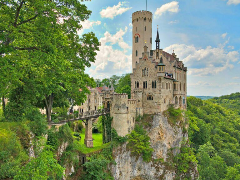 World's Best Castles on Cliffs - 15 Cliff Castles So Dreamy They Look ...